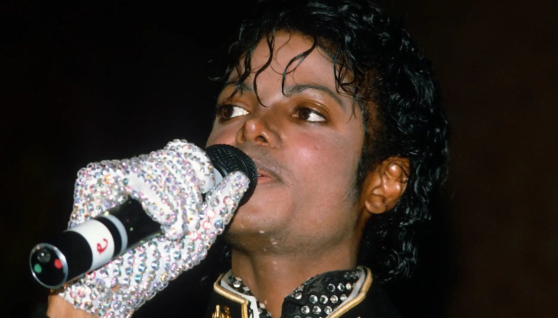 A icônica luva branca de Michael Jackson cobria algo que você não sabia